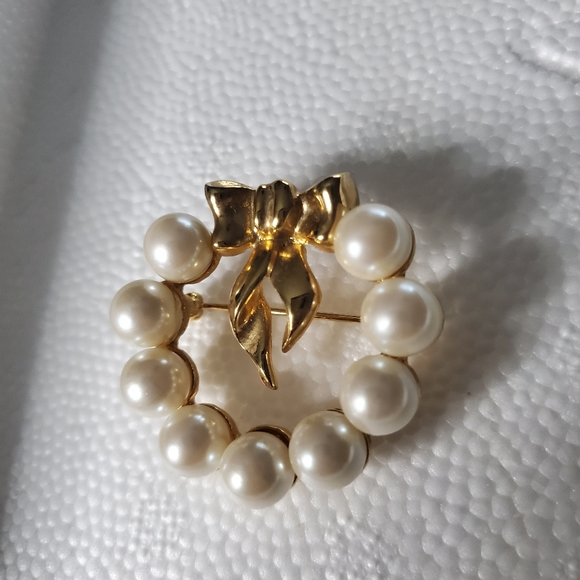 Marvella | Jewelry | Vintage Marvella Gold Tone Faux Pearl Wreath With ...